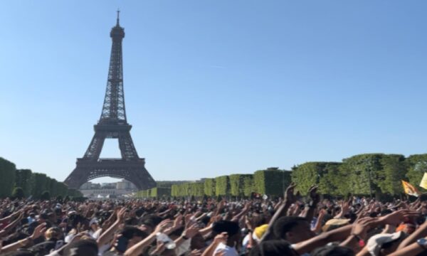 Más de 10.000 personas alaban a Jesús en calles de Paris