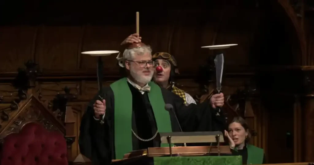 Pastor compara a Jesús con un "bufón que dice la verdad"