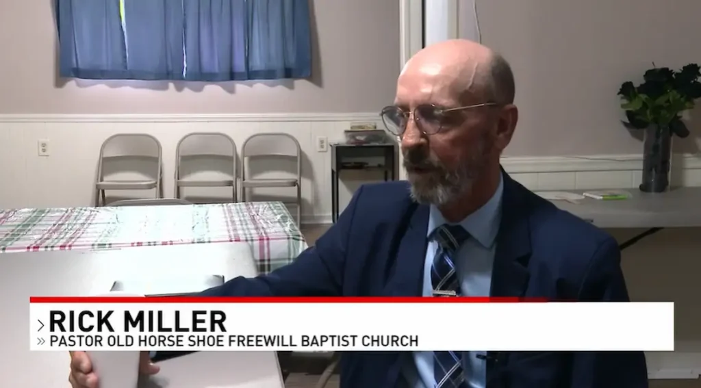 Sheriff armado intenta destituir a un pastor de una iglesia